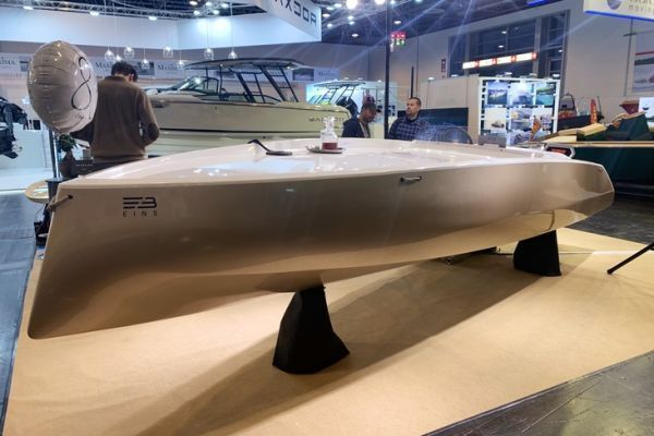 Kaebon EB Eins, un dayboat électrique en carbone inspiré des années 20
