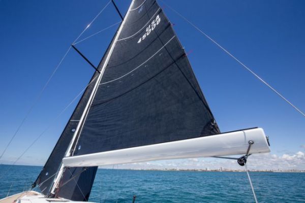 Furlerboom, une bôme enrouleur qui reste discrète, tout en facilitant ...