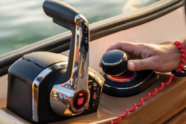 Un contrôle optimisé pour les bateaux monomoteurs : le nouveau joystick ...