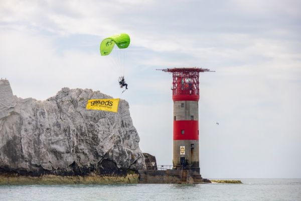 Tow-up en kitesurf à près de 500 m au-dessus des Needles : du kite à la ...