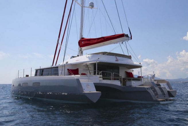 Neel, la manoeuvre au moteur sur un trimaran